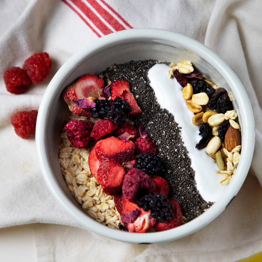 BOWL DE YOGUR CON AVENA Y FRUTOS ROJOS